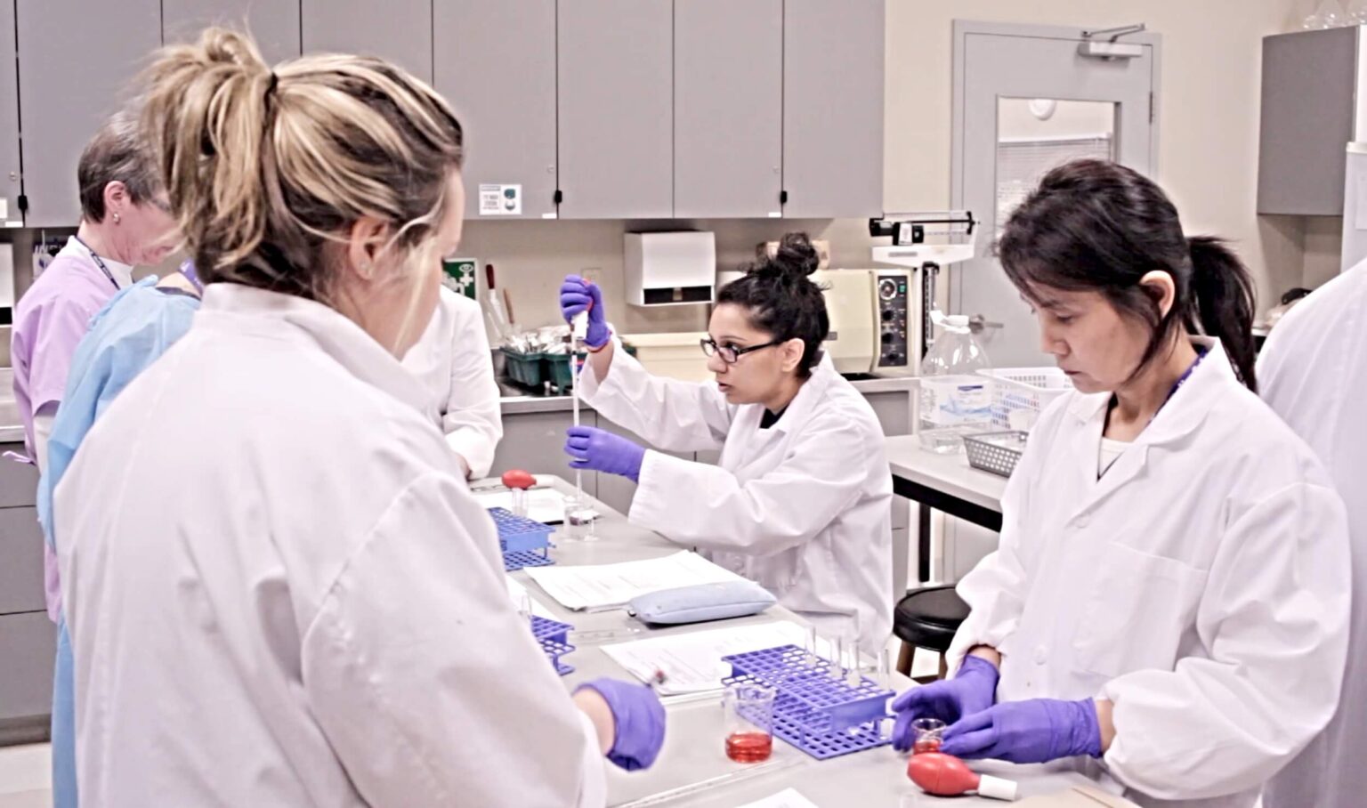 How To Become A Medical Lab Assistant Technician